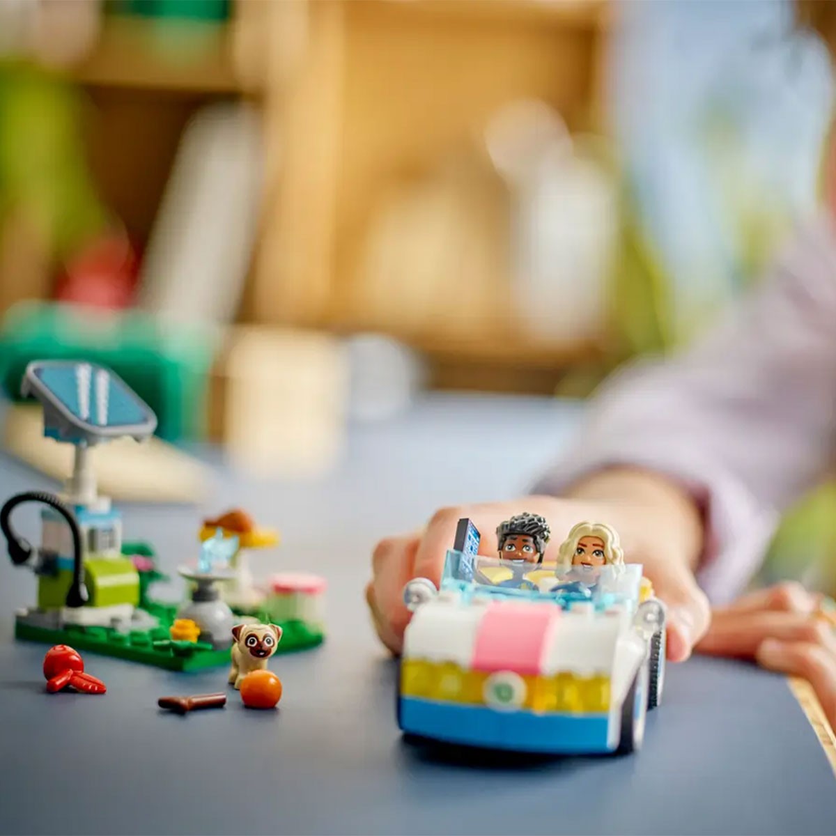 LEGO Friends Carro Elétrico e Carregador - 42609