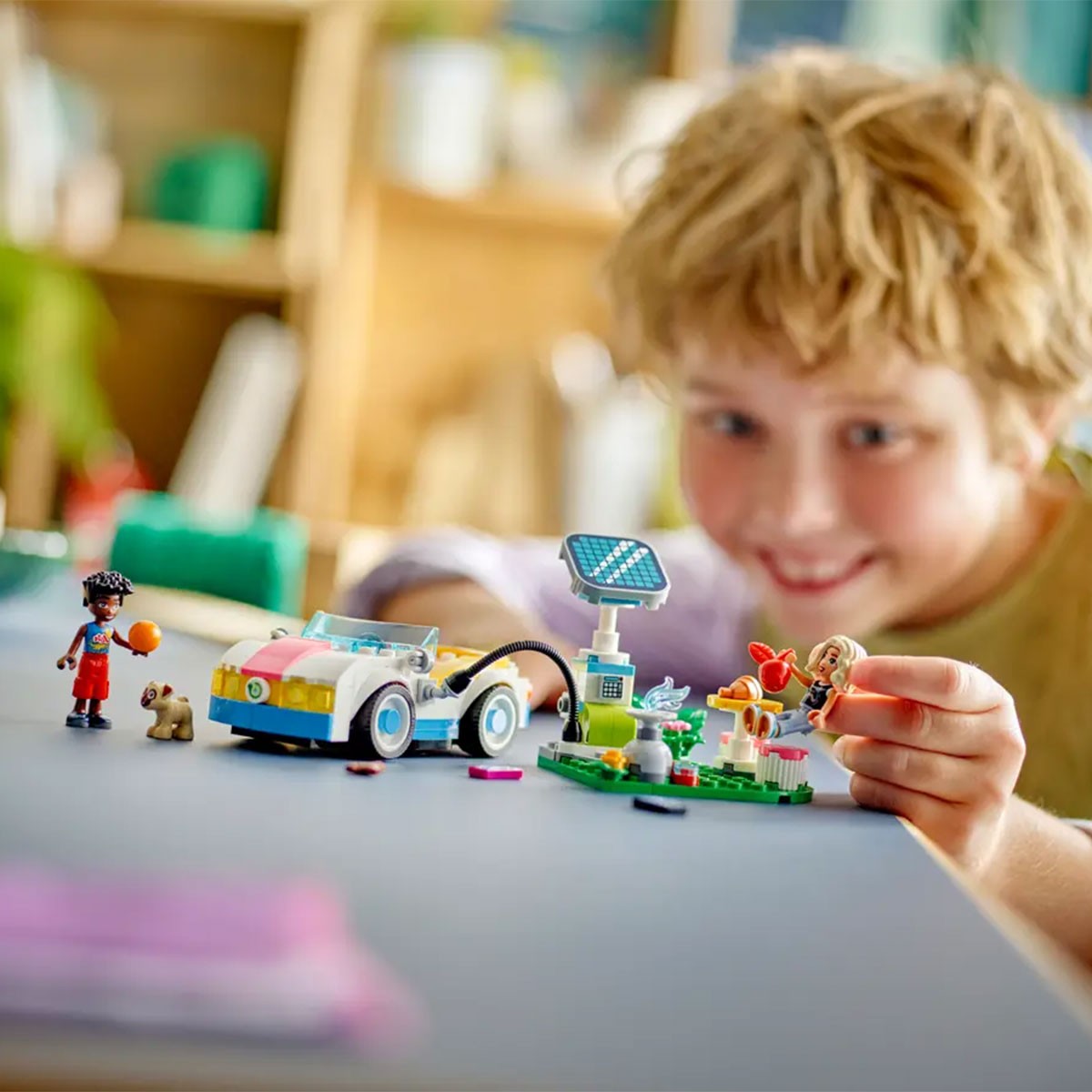 LEGO Friends Carro Elétrico e Carregador - 42609